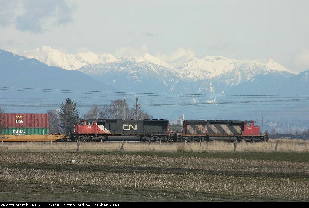 CN 5628 and 5301 pose in front of the mountains